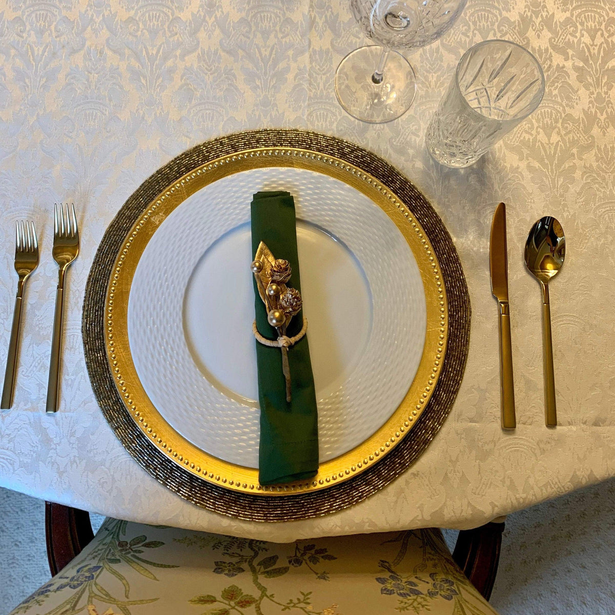 Round Saxony Damask Table Topper With Elastic